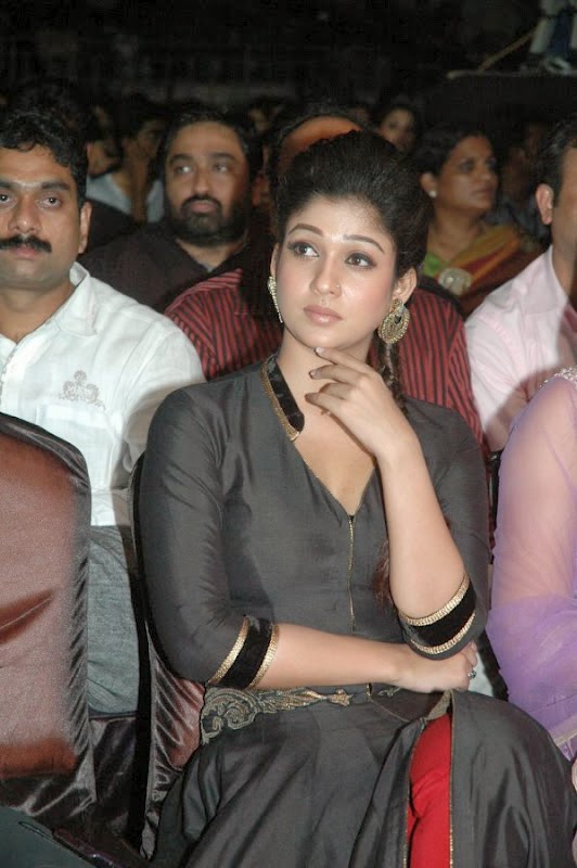 NAYANTHARA HOT SYXY LOOK IN FLIM FARE AWARDS - WOMEN IN SAREE PHOTOS