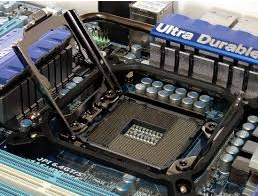 FUNGSI KOMPONEN PADA MOTHERBOARD KOMPUTER