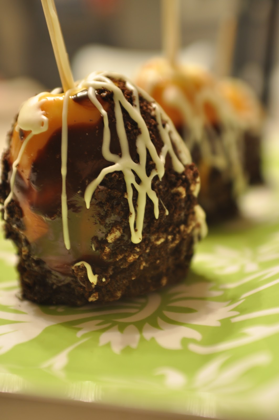 Domestic Fashionista: Chocolate Oreo Caramel Apples