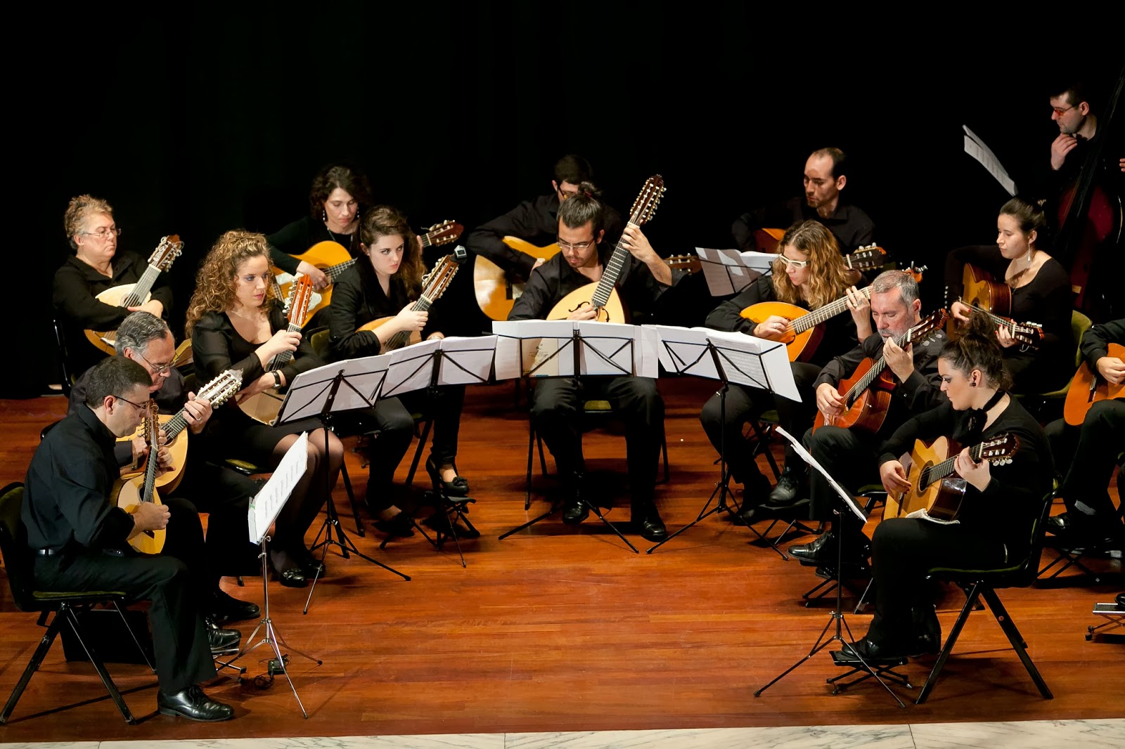 AL ROJO VIVO: LA ORQUESTA DE PLECTRO "CIUDAD DE LOS CALIFAS" DE CÓRDOBA ...