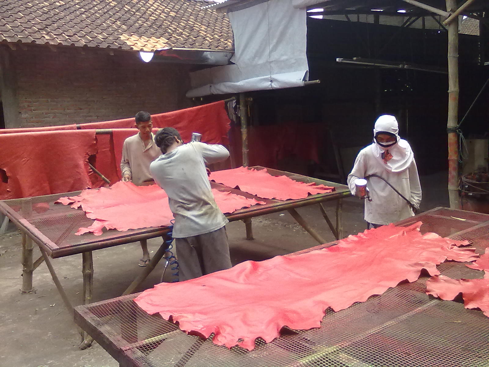 PENYAMAKAN DAN FINISHING KULIT