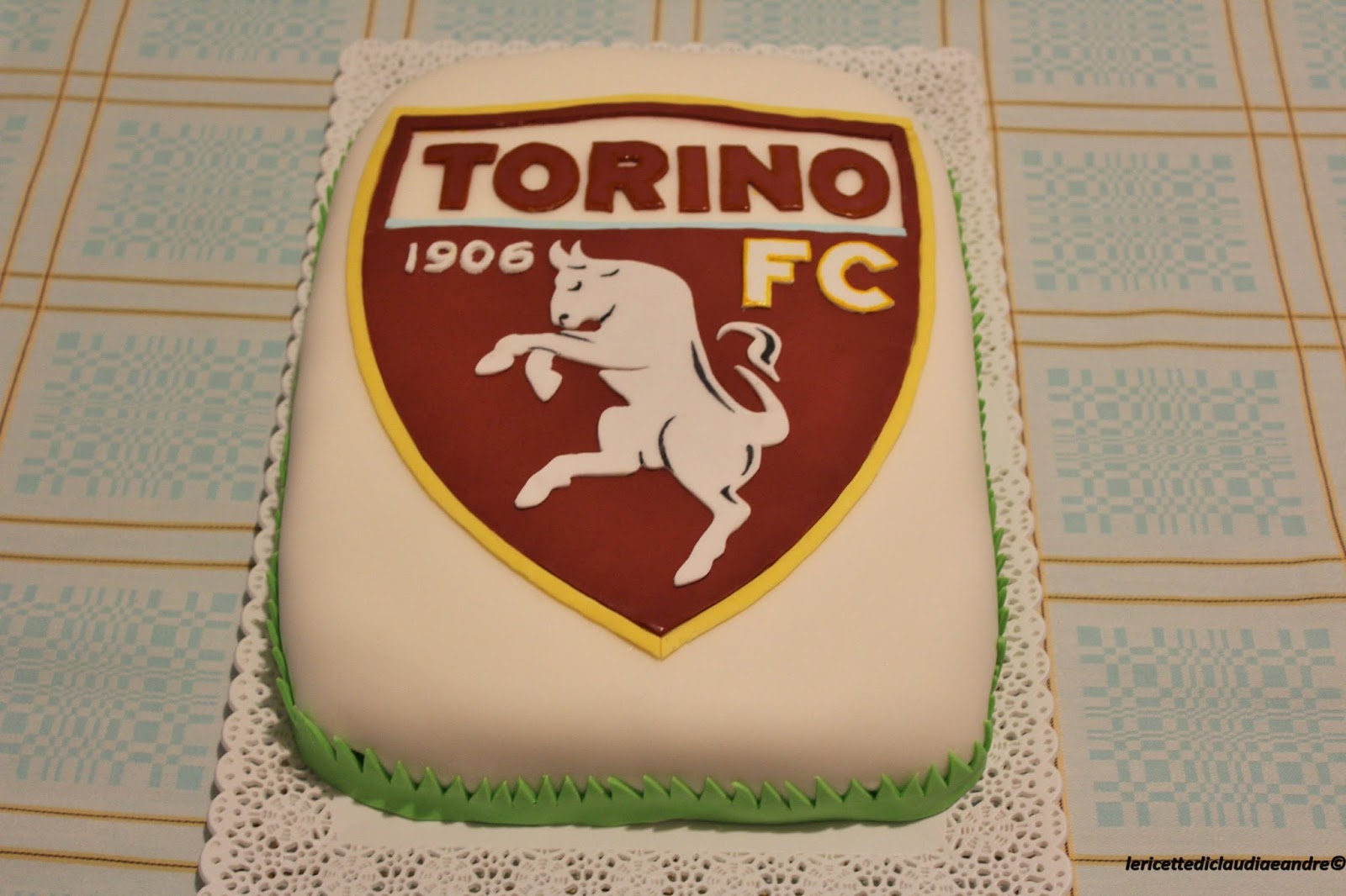 Torta Toro Torino in pasta di zucchero con la base al cacao e farcia ...