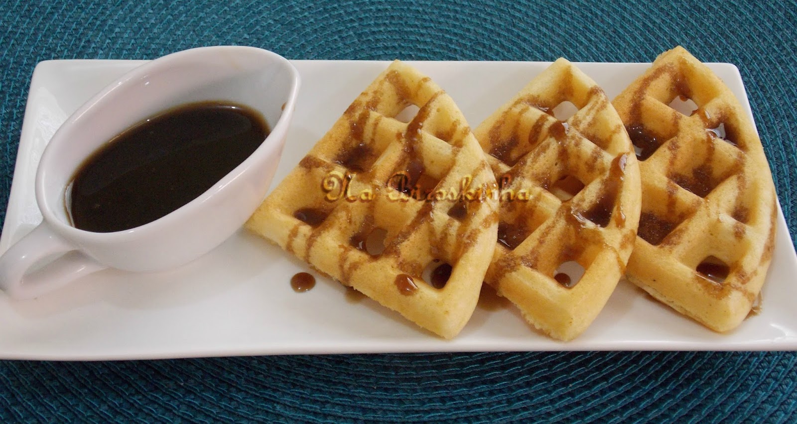 Waffles Crocantes com Xarope Caseiro - Na Biroskinha