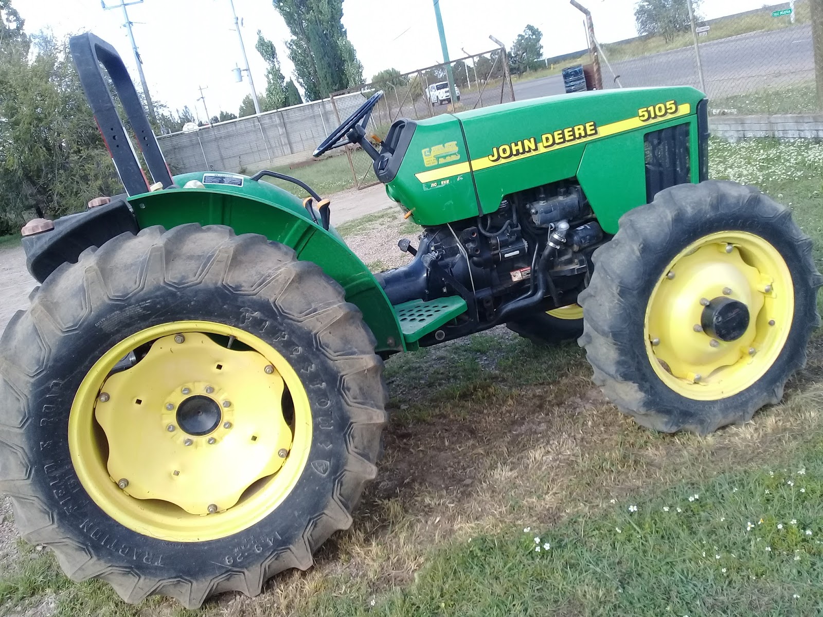 MAQUINARIA AGRICOLA INDUSTRIAL: Tractor John Deere 5105 $14,200 Dlls. 47hp