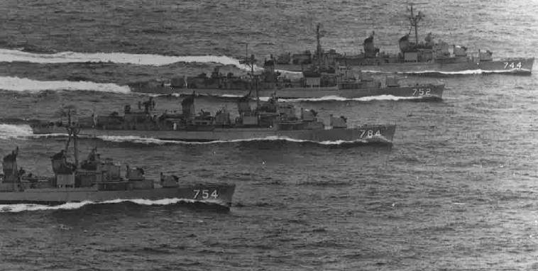 SYLVANNOVELUST: USS BLUE (DD-744)