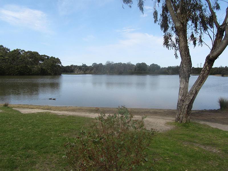 TRACKS, TRAILS AND COASTS NEAR MELBOURNE : Jells Park Lake - Wheeler's Hill