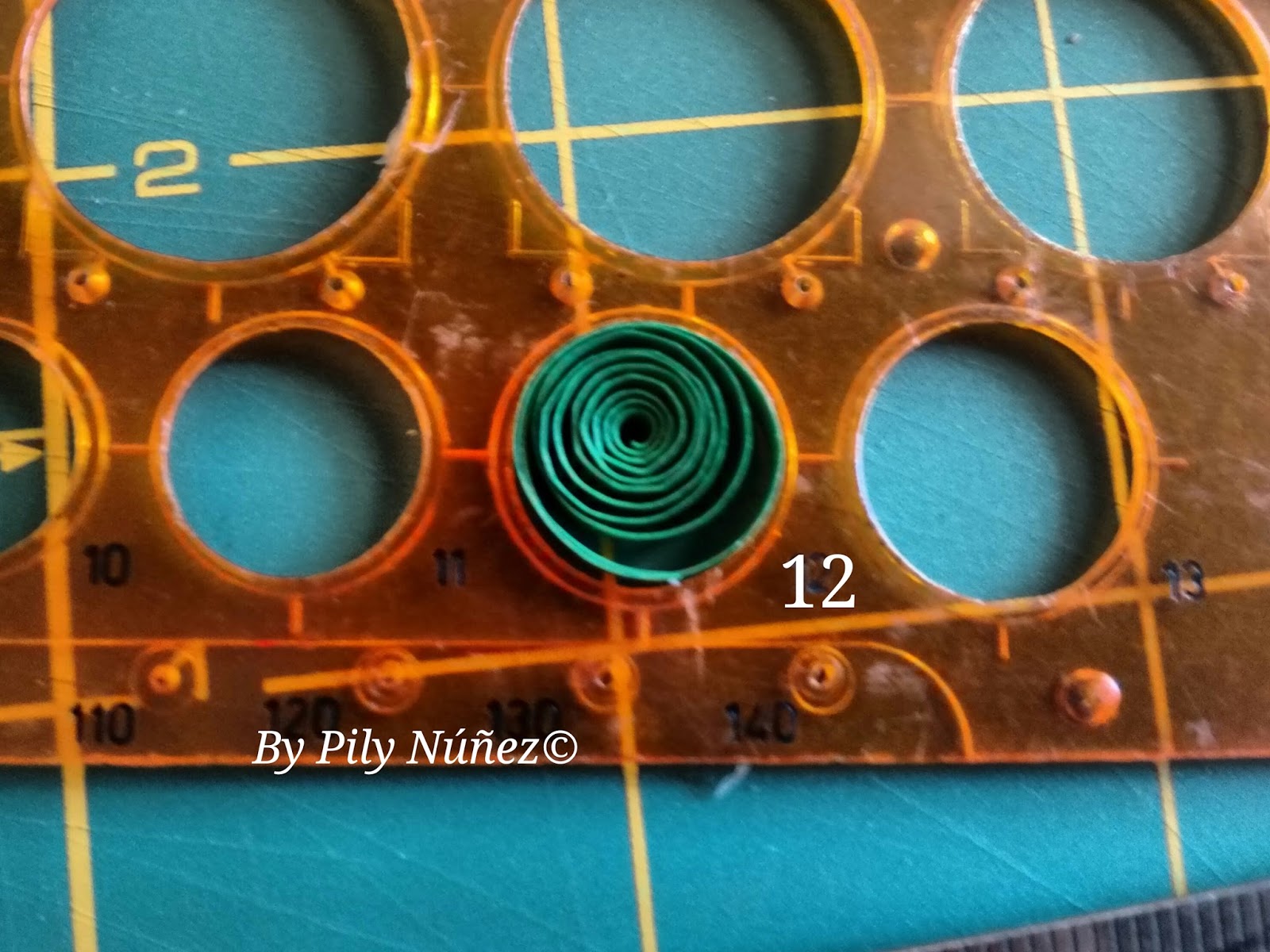 Plantilla o regla de círculos filigrana de papel