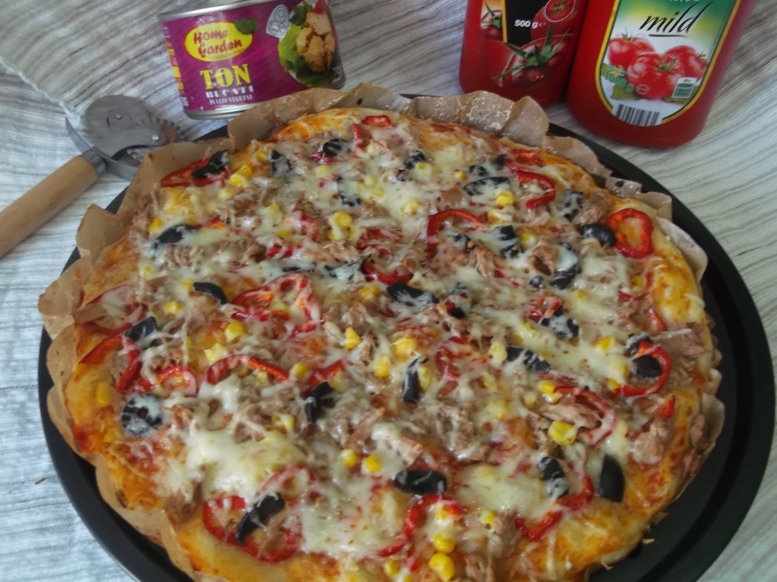 Hellena ...din bucataria mea...: Pizza cu ton si porumb