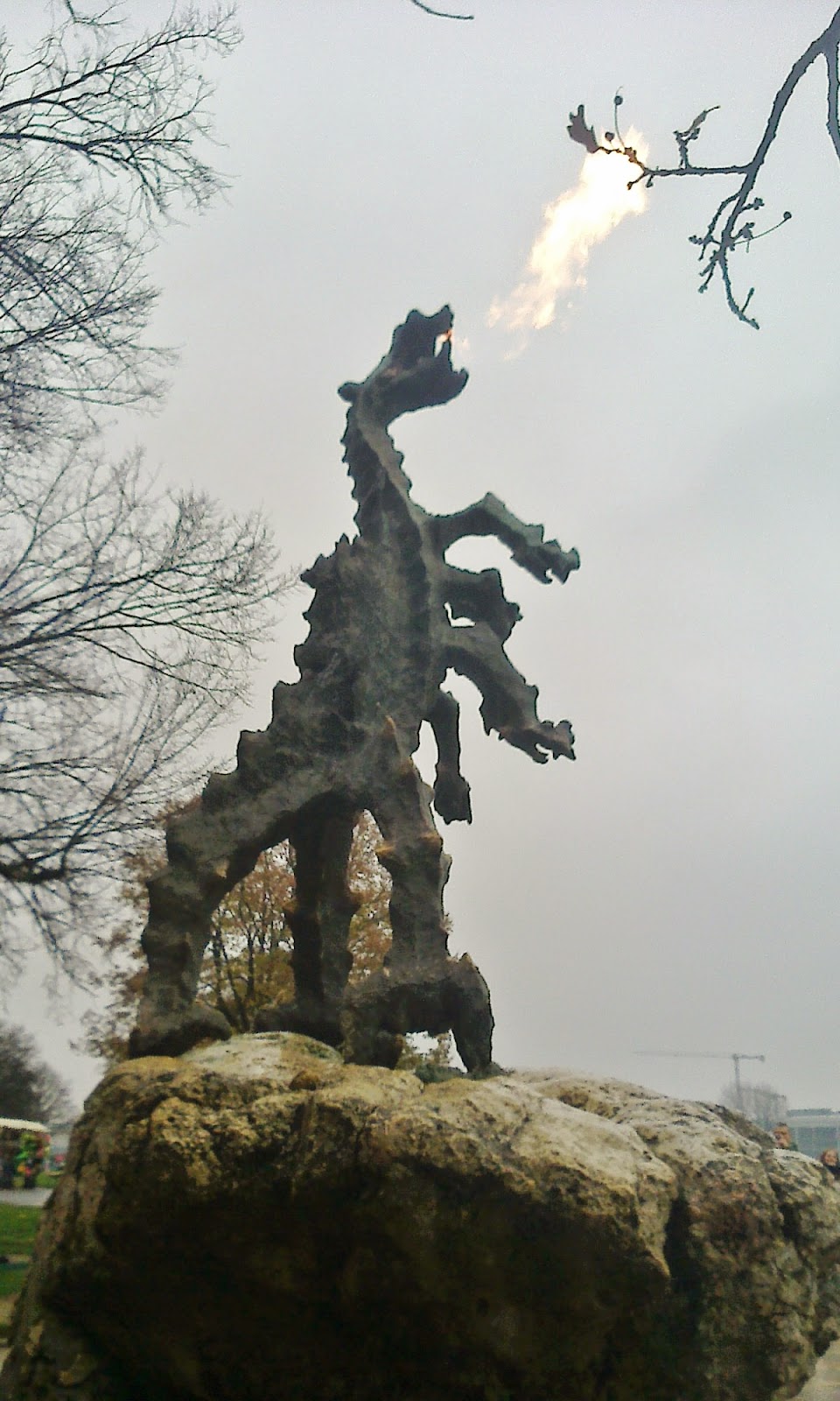 Dlaczego Smok Wawelski rzyga ogniem..?