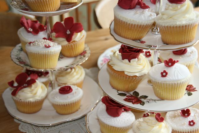 Vintage and Cake: Ruby and pearl cupcakes