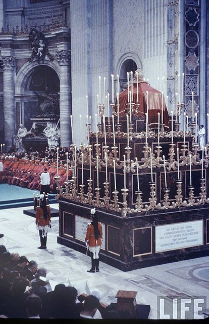 Codex Vaticanum: Curiosidades Papales: Catafalco