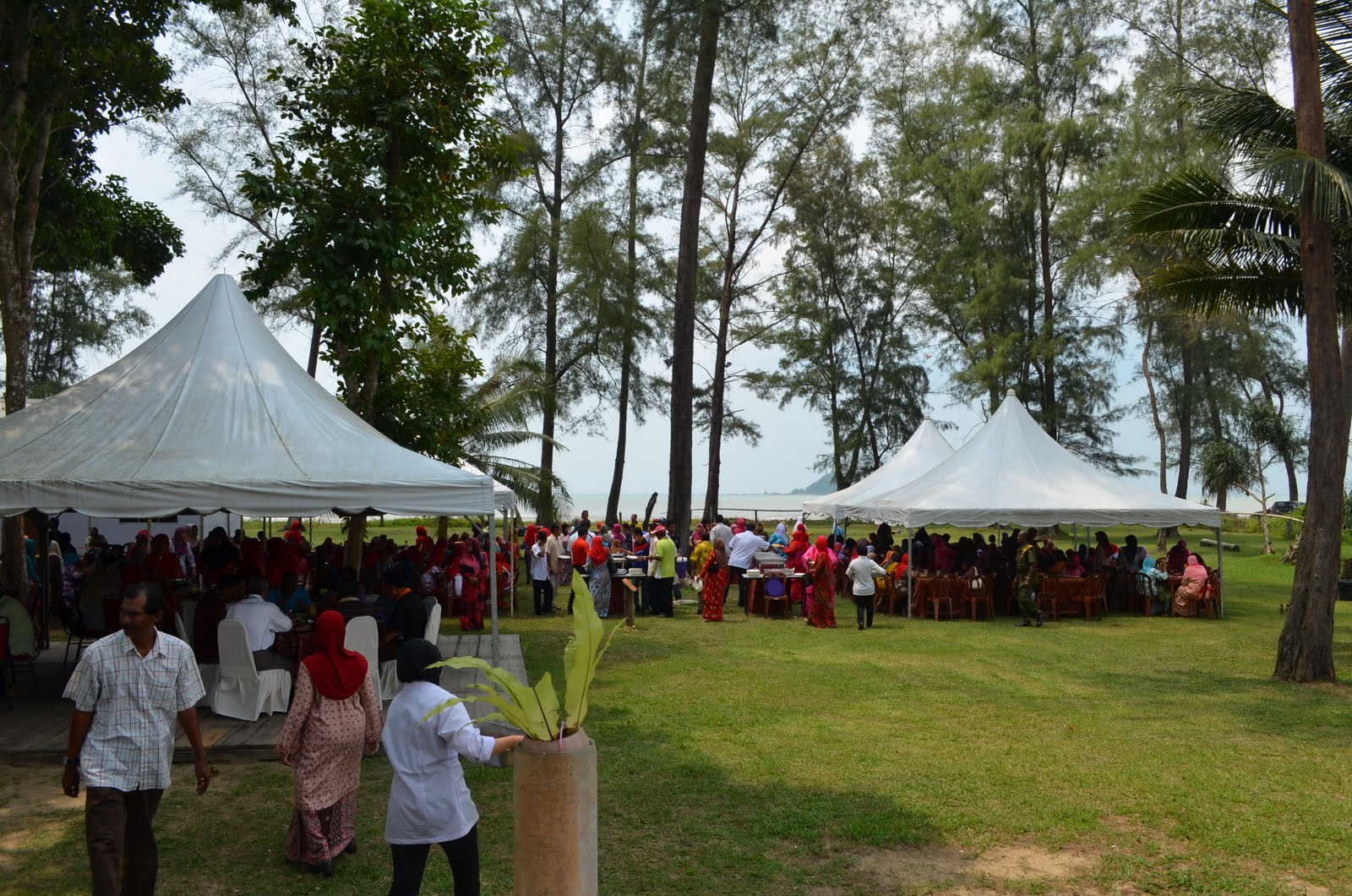 CHEDOQ BEACH RESORT: JAMUAN MAKAN TENGAH HARI TYT DATO' SRI DR ...
