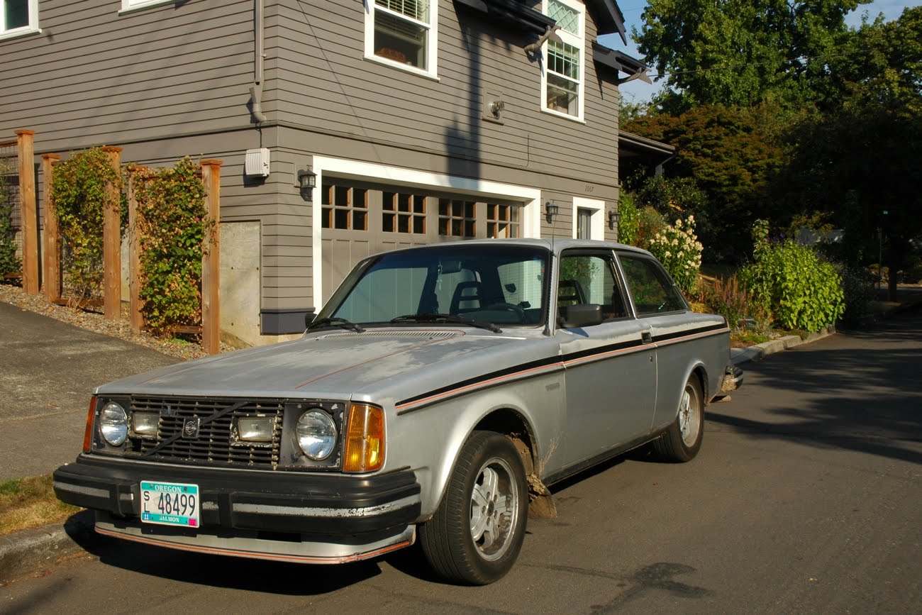 OLD PARKED CARS.: 1979 Volvo 242GT.