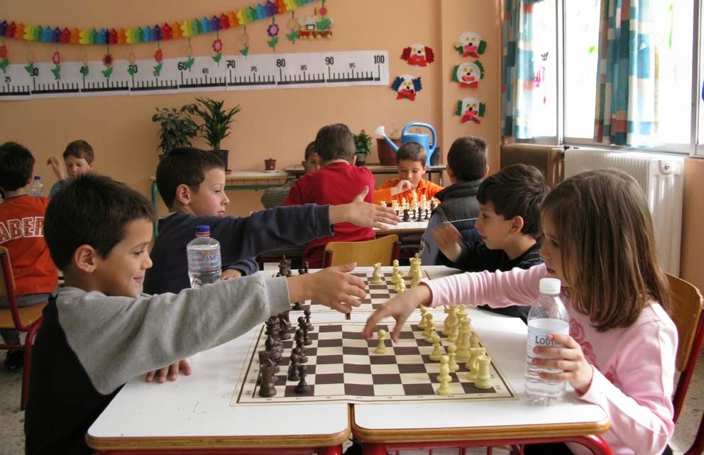 ΣΚΑΚΙΣΤΙΚΟΣ ΟΜΙΛΟΣ ΑΙΓΑΛΕΩ: ΚΑΙ ΤΩΡΑ ΩΡΑ ΓΙΑ ΣΧΟΛΙΚΟ ΣΚΑΚΙ ΜΕ ΔΥΟ ...