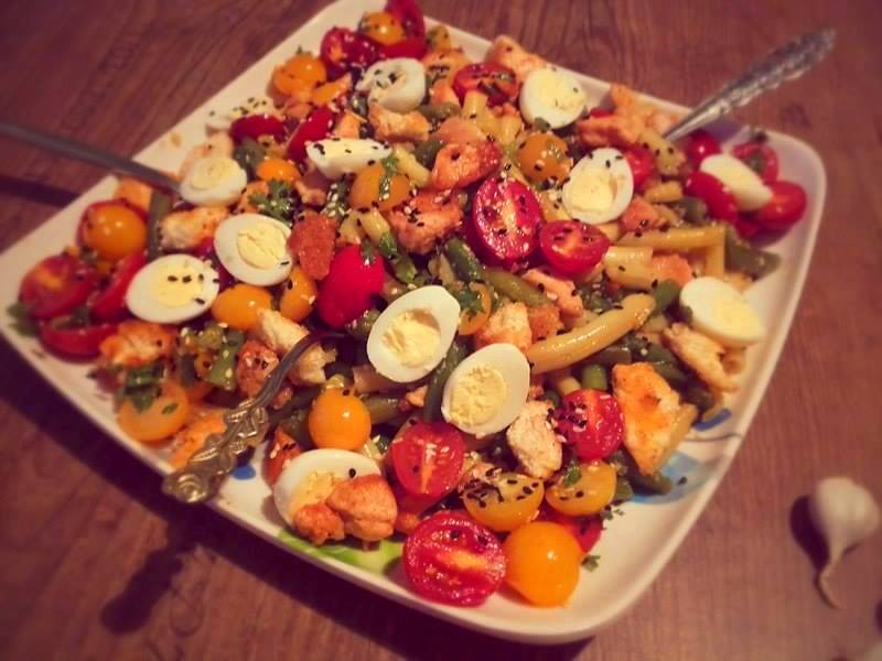 VIAȚA ÎN JURUL CRATIȚEI CU VASILICA: SALATA CALDA CU PIEPT DE PUI ...