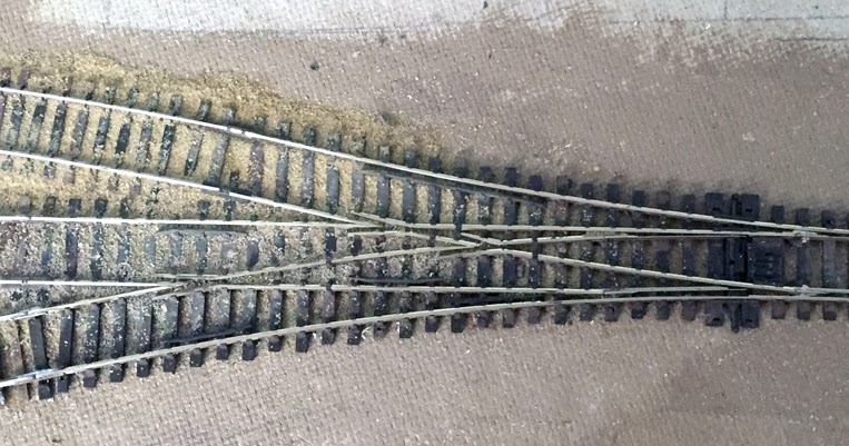 modeling the SP: Electrical wars, Part 13: three-way turnout