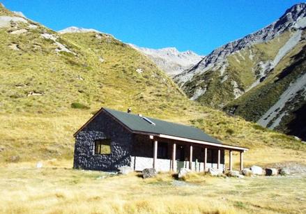 Tramping/hiking in New Zealand: Macaulay Hut