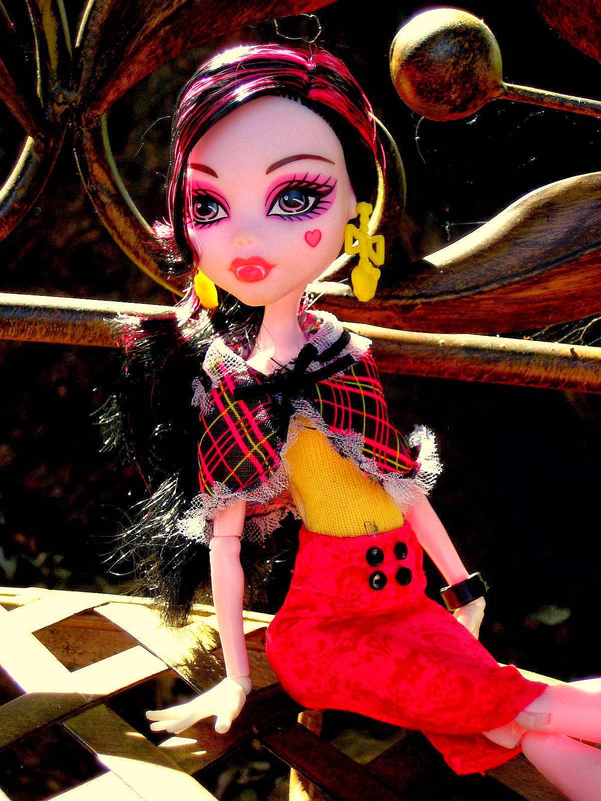 Voicething: Review: I Love Shoes Draculaura