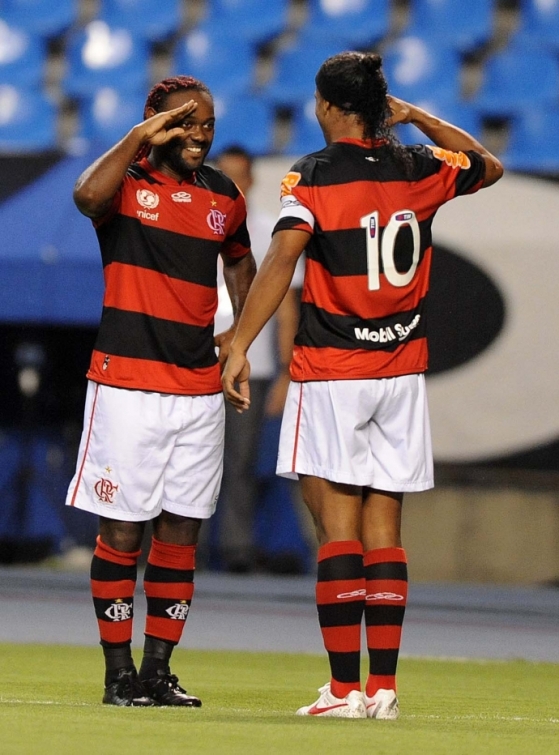 Notícias do Flamengo: Ronaldinho continuará usando a camisa 10 do Mengão.