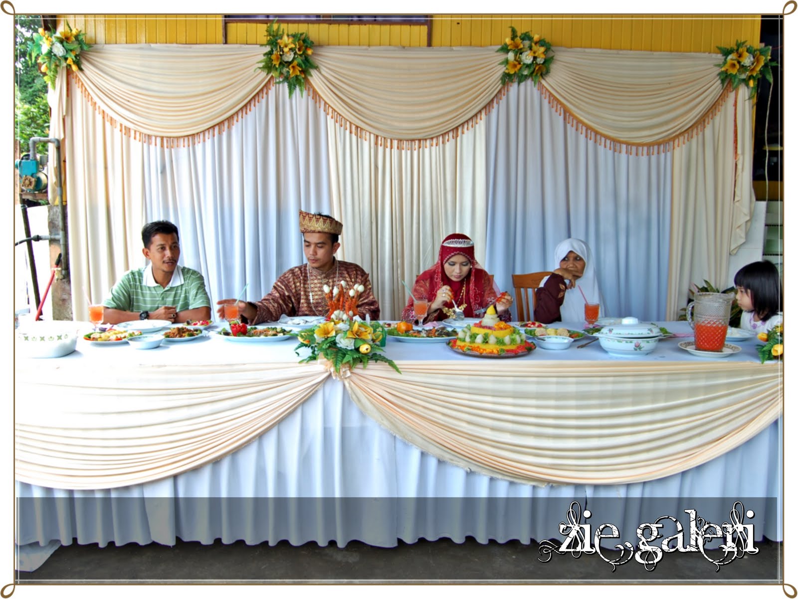 Zie Galeri: MEJA BERADAB