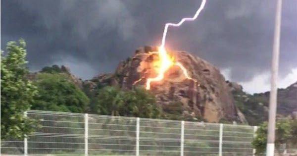 IMPRESSIONANTE: Vídeo mostra raio caindo sobre rocha causando intensa ...
