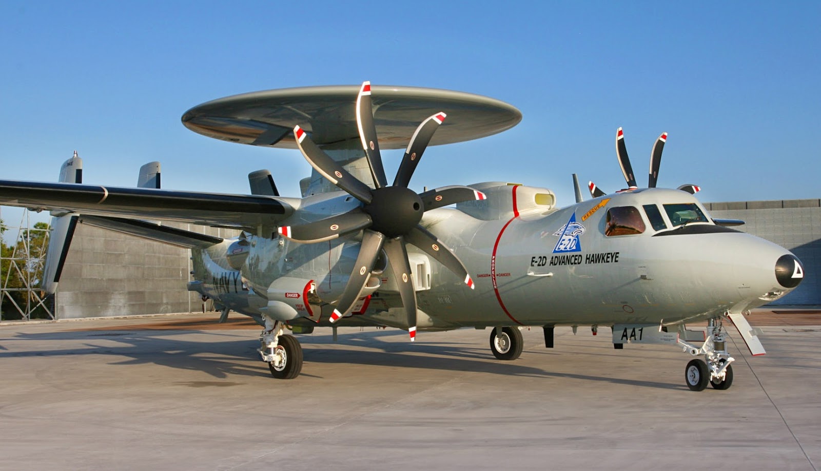 WARFARE Blog: NORTHROP GRUMMAN E-2 HAWKEYE. O primeiro avião projetado ...