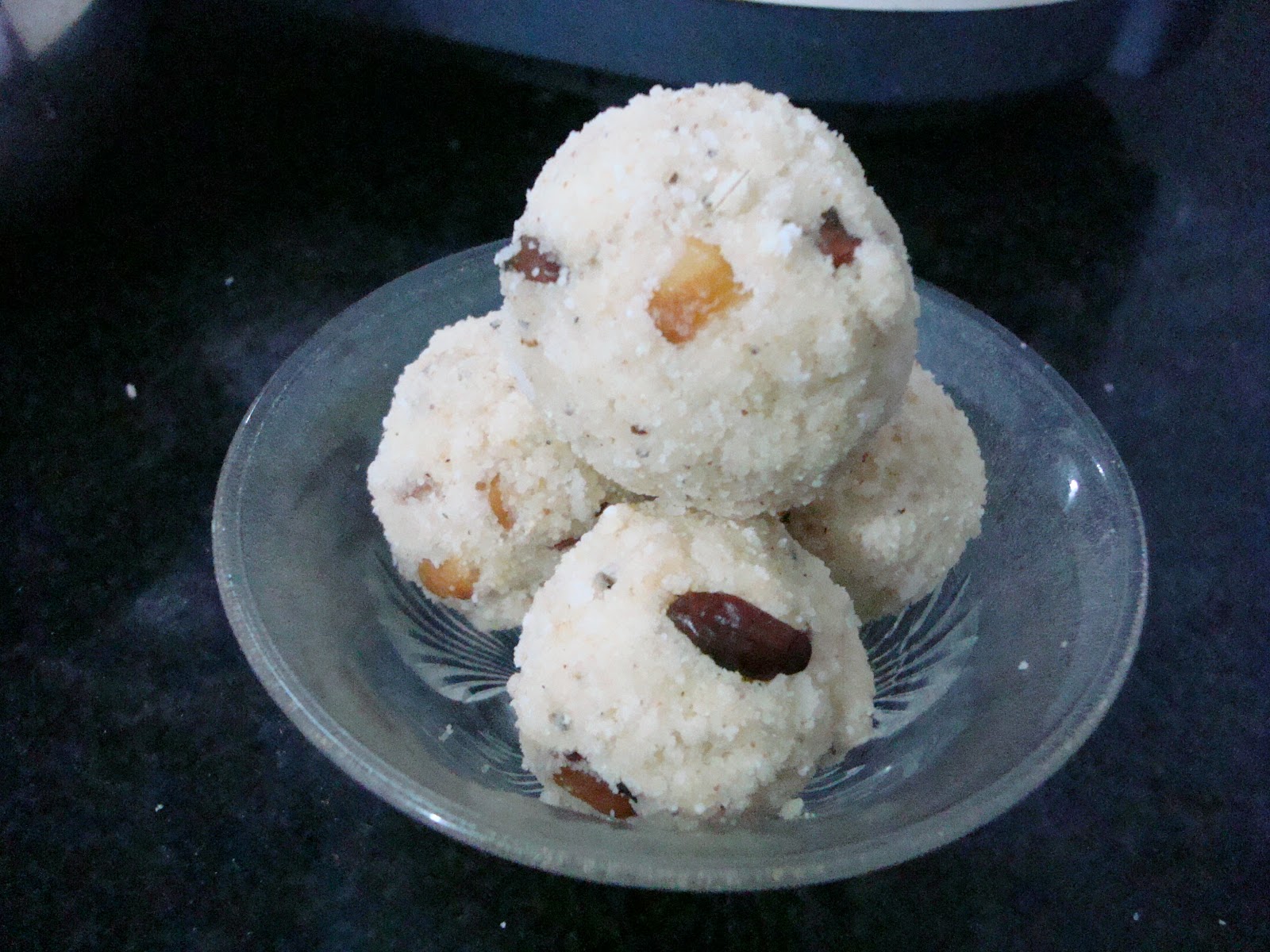 Shalu's Kitchen.com: Rave Unde / Rava laddu