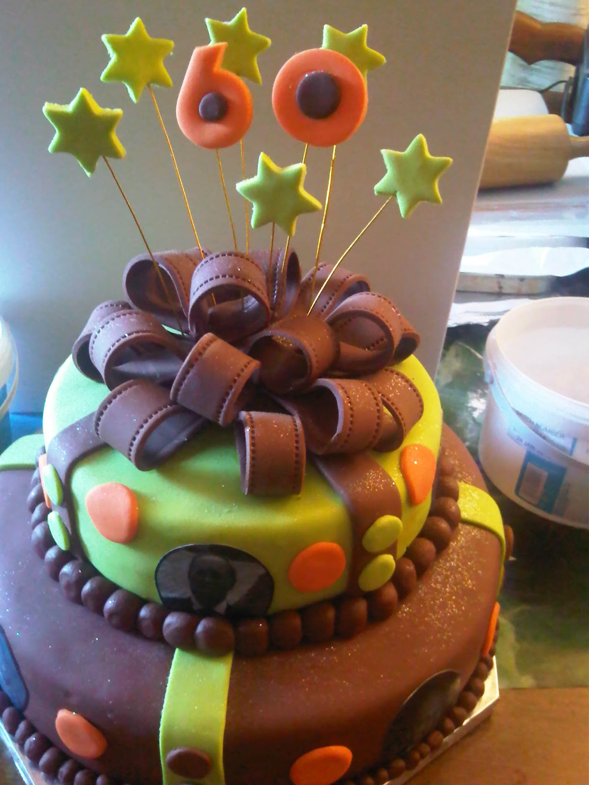 Welcome to Just Iced: 60th birthday cake and cupcakes!