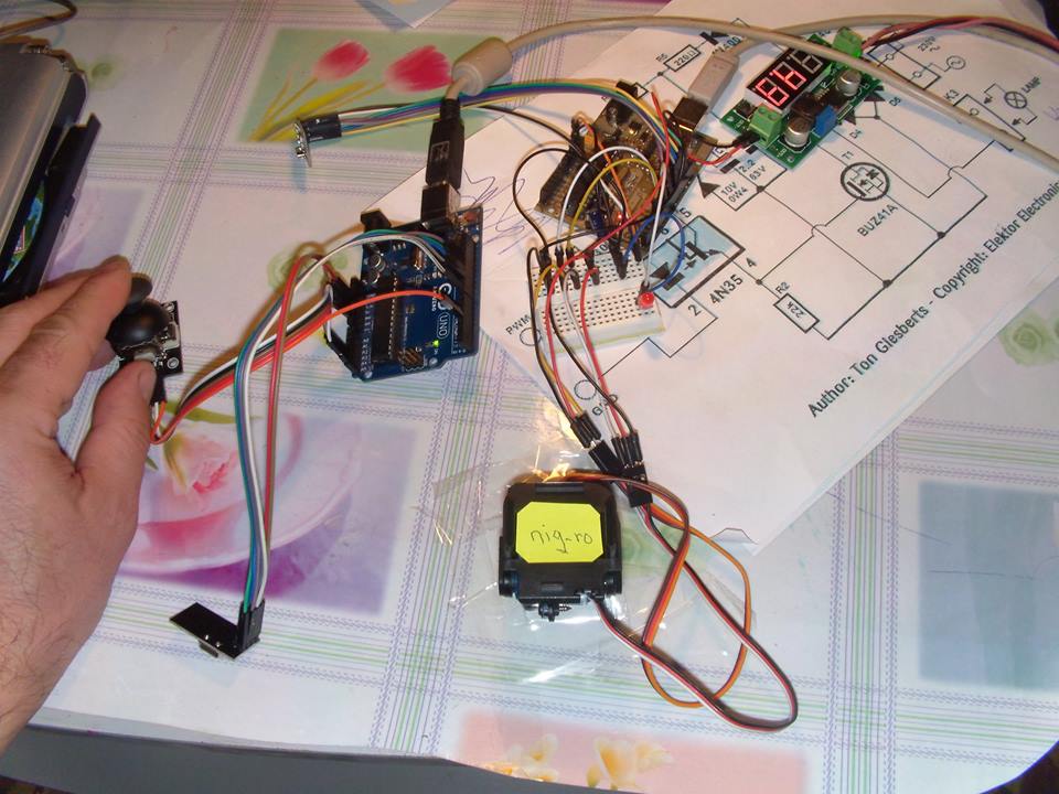 Arduino tehNiq: NRF24L01 radio module and Arduino (radiolink joystick to servos)