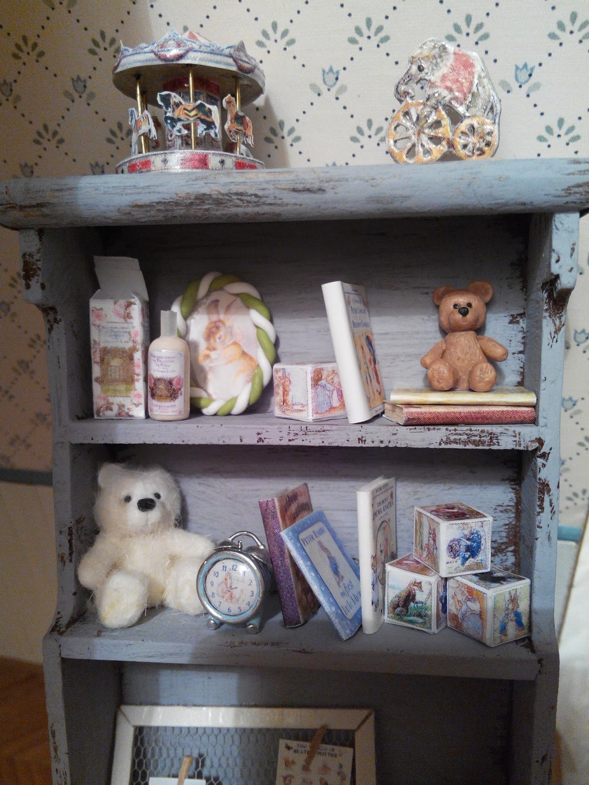 Le mini di Claudia ... Il mondo in scala 1:12: Lo scaffale azzurro