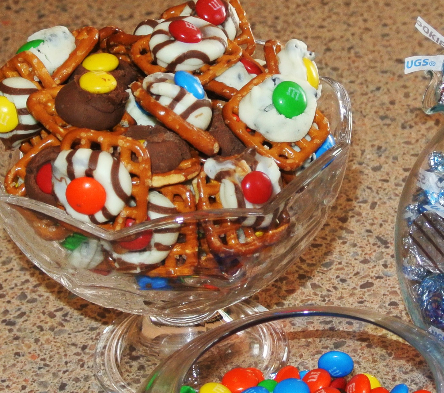 Yummerz && More: Chocolate Pretzel Snax