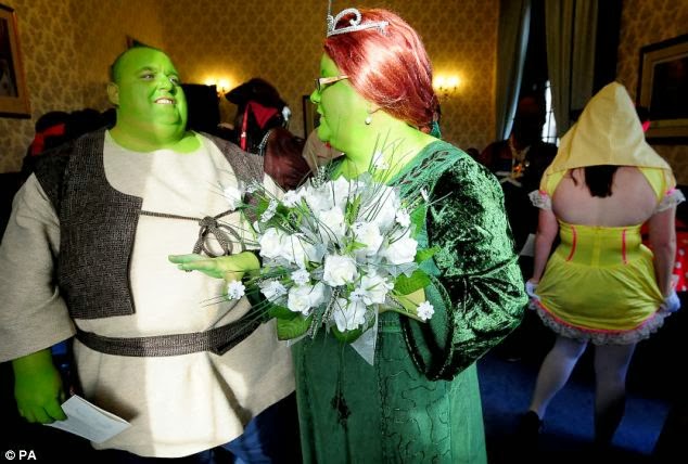 Photos: This Couple Dressed Up As Shrek & Princess Fiona For Their Wedding