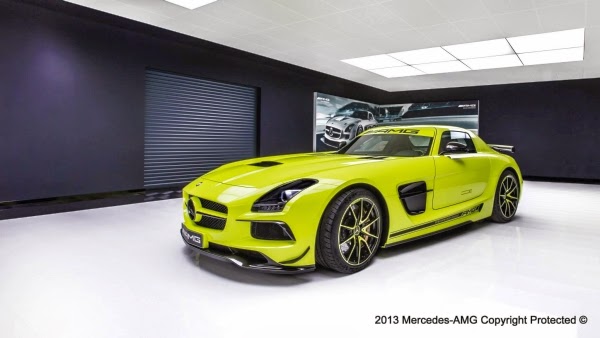 Neon sárga Mercedes-Benz SLS AMG