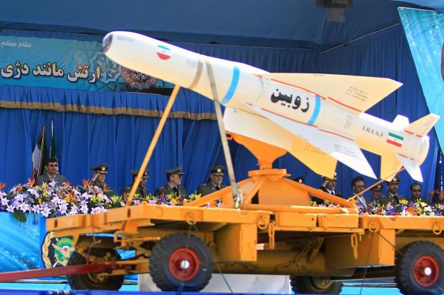 F-14 Tomcat do Irã na Parada do Dia do Exercito