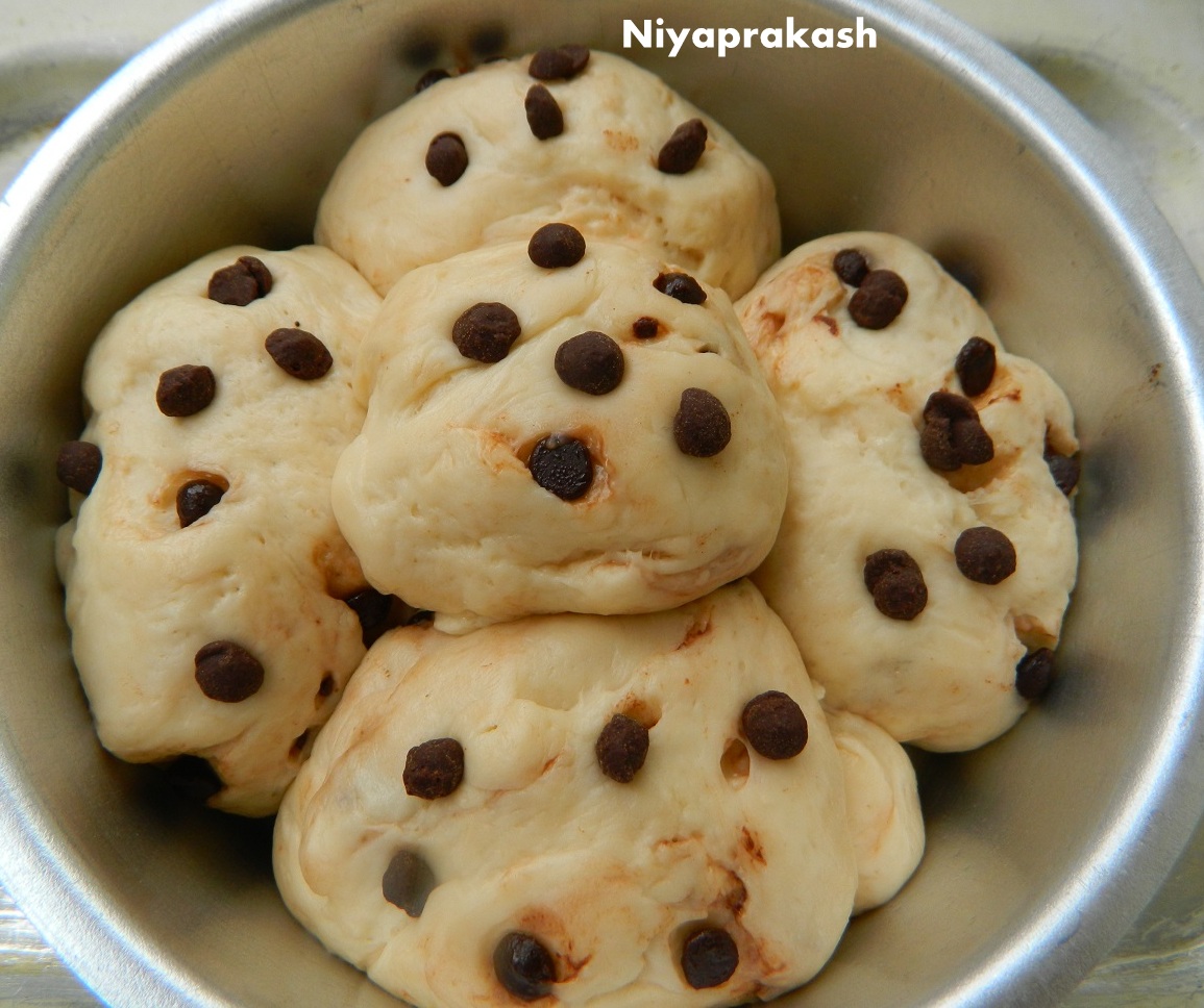 Niya's World: Chocolate Chip Pull - Apart Buns