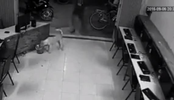 KARMA INSTANTÁNEO: Mira lo que le paso a este maltratador al querer ...