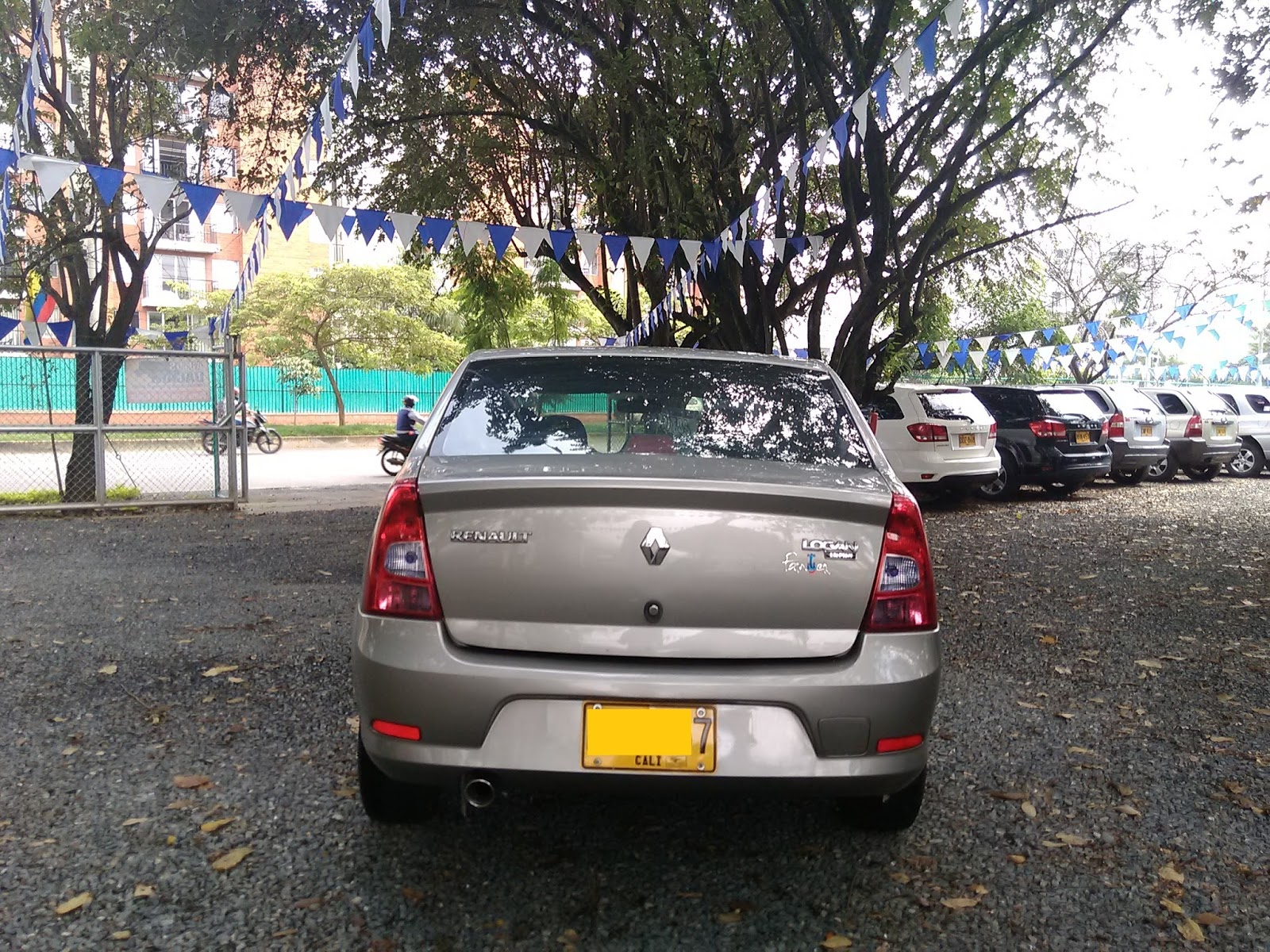 RENAULT LOGAN FAMILIER 2013 GRIS