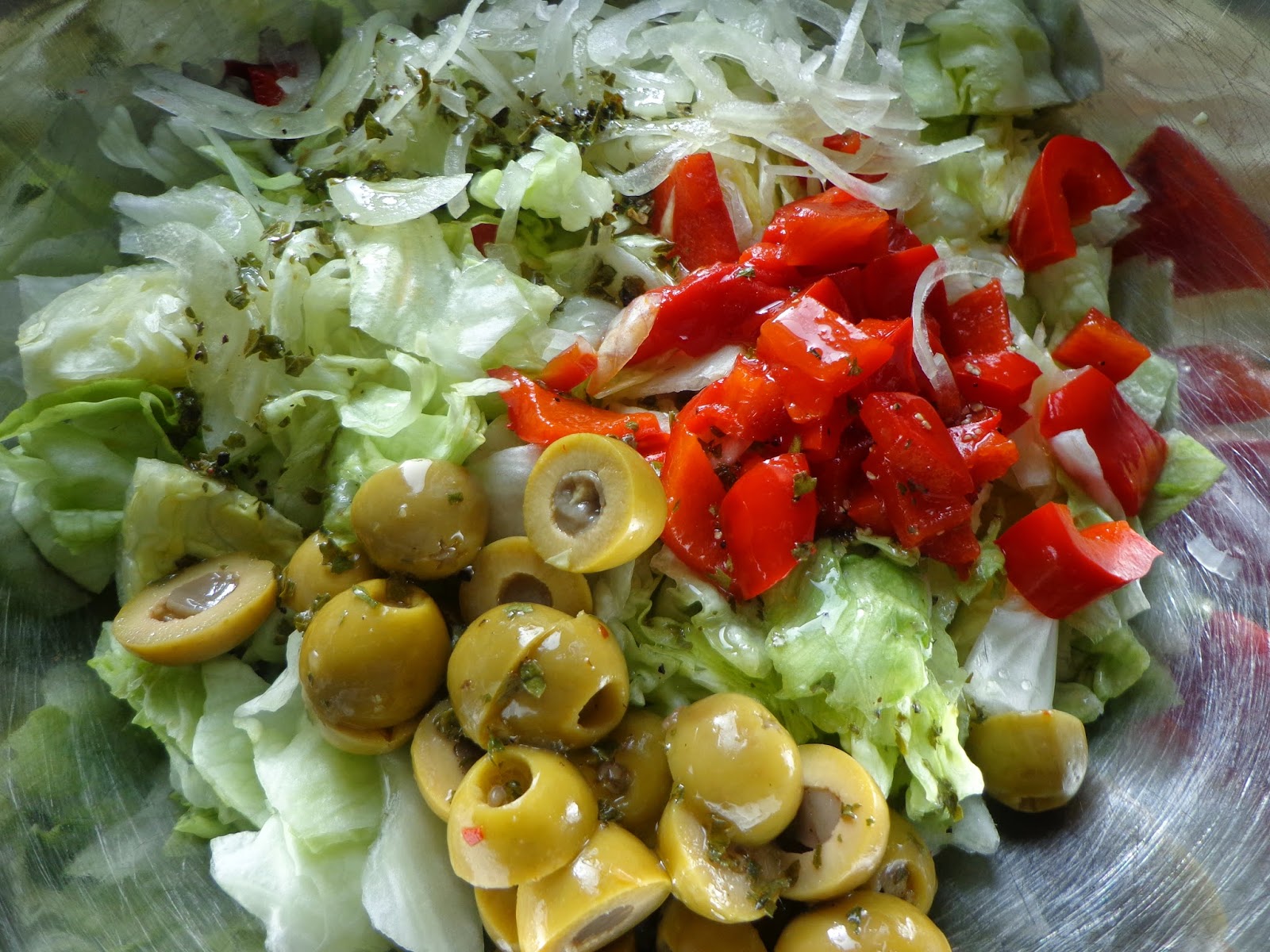 Smaki Ewy: Surówka z sałatą lodową i kiełkami