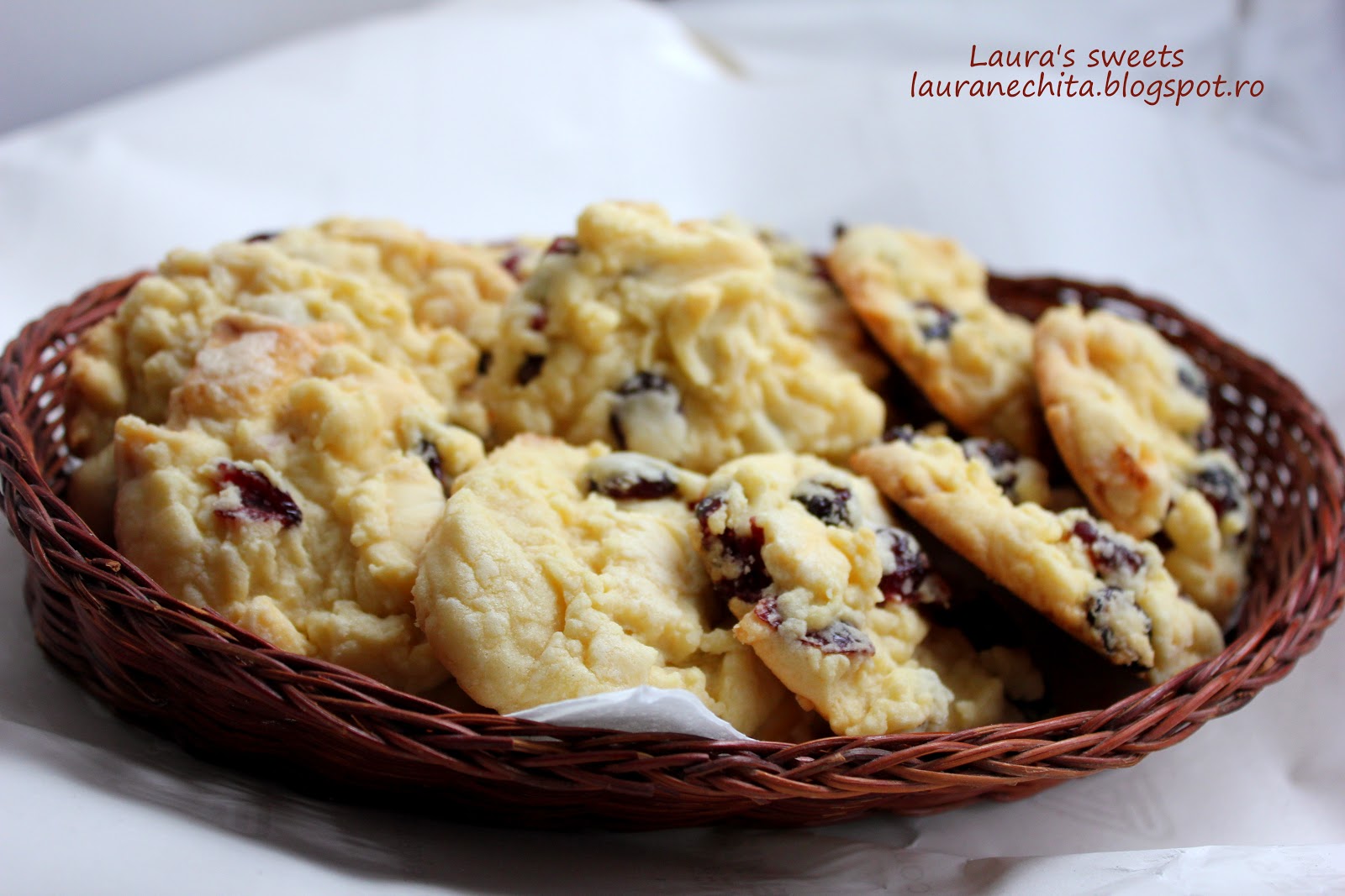 Fursecuri fragede cu ciocolata alba si merisoare - LauraSweets.ro