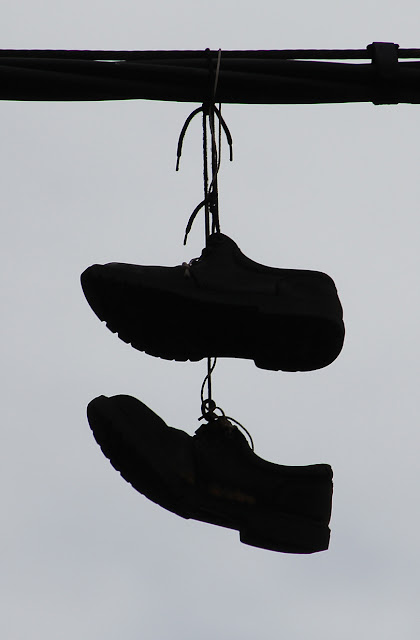 Las zapatillas colgadas y su significado oculto