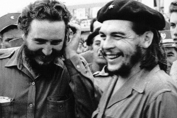El Che y Fidel riéndose. Fidel y Ernesto se conocieron en México, en el ...