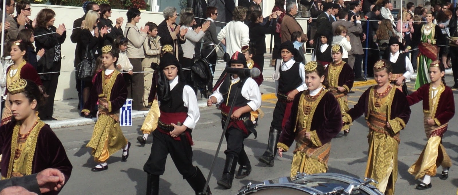 Με μεγάλη συμμετοχή του κόσμου και χωρίς παρατράγουδα έγινε η παρέλαση ...