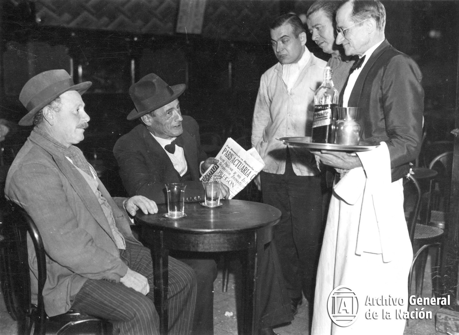 Parroquianos conversando con los mozos en un bar, c.1950. | Fotos ...