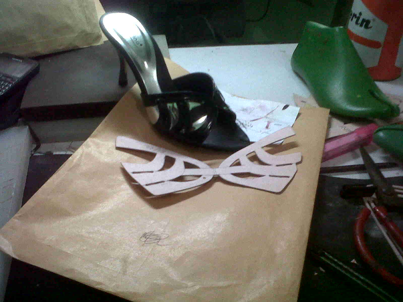 CARA PEMBUATAN POLA HINGGA PRODUKSI SEPATU/SANDAL SECARA MANUAL