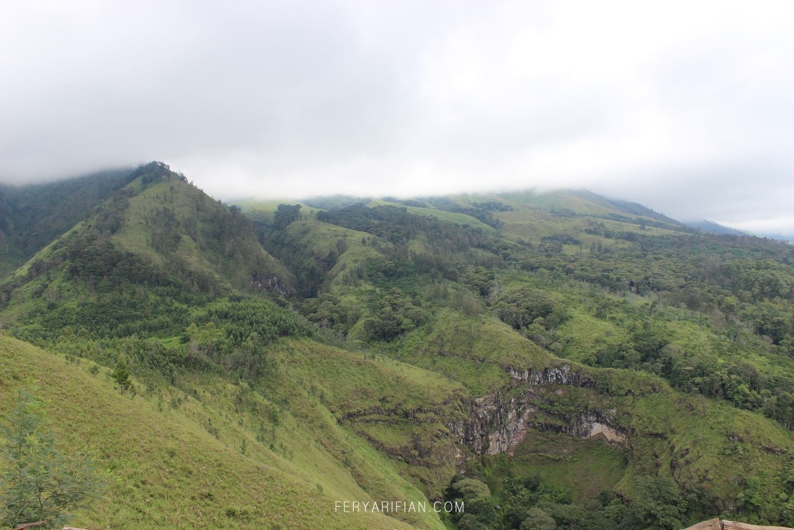 35+ Gambar Pemandangan Di Lereng Gunung