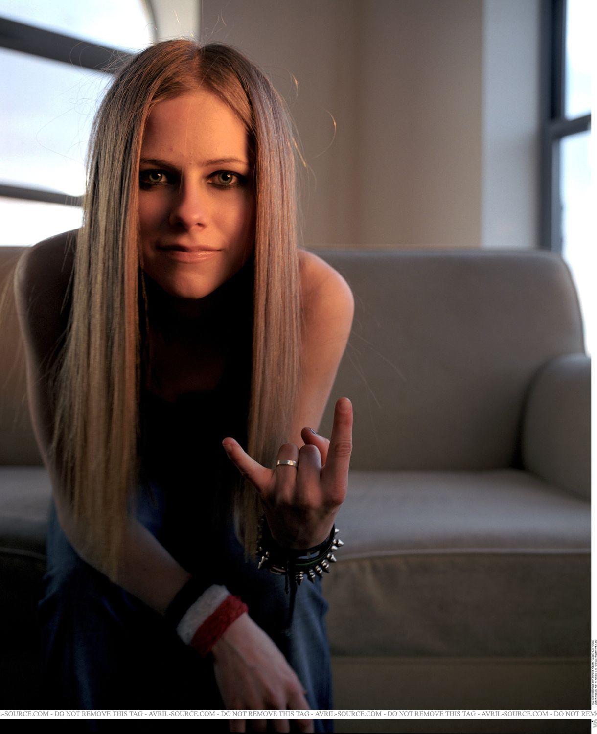 o(≧ ≦)o .｡.:*☆ laUgh Away: Avril Lavigne - New York Photoshoot 2002