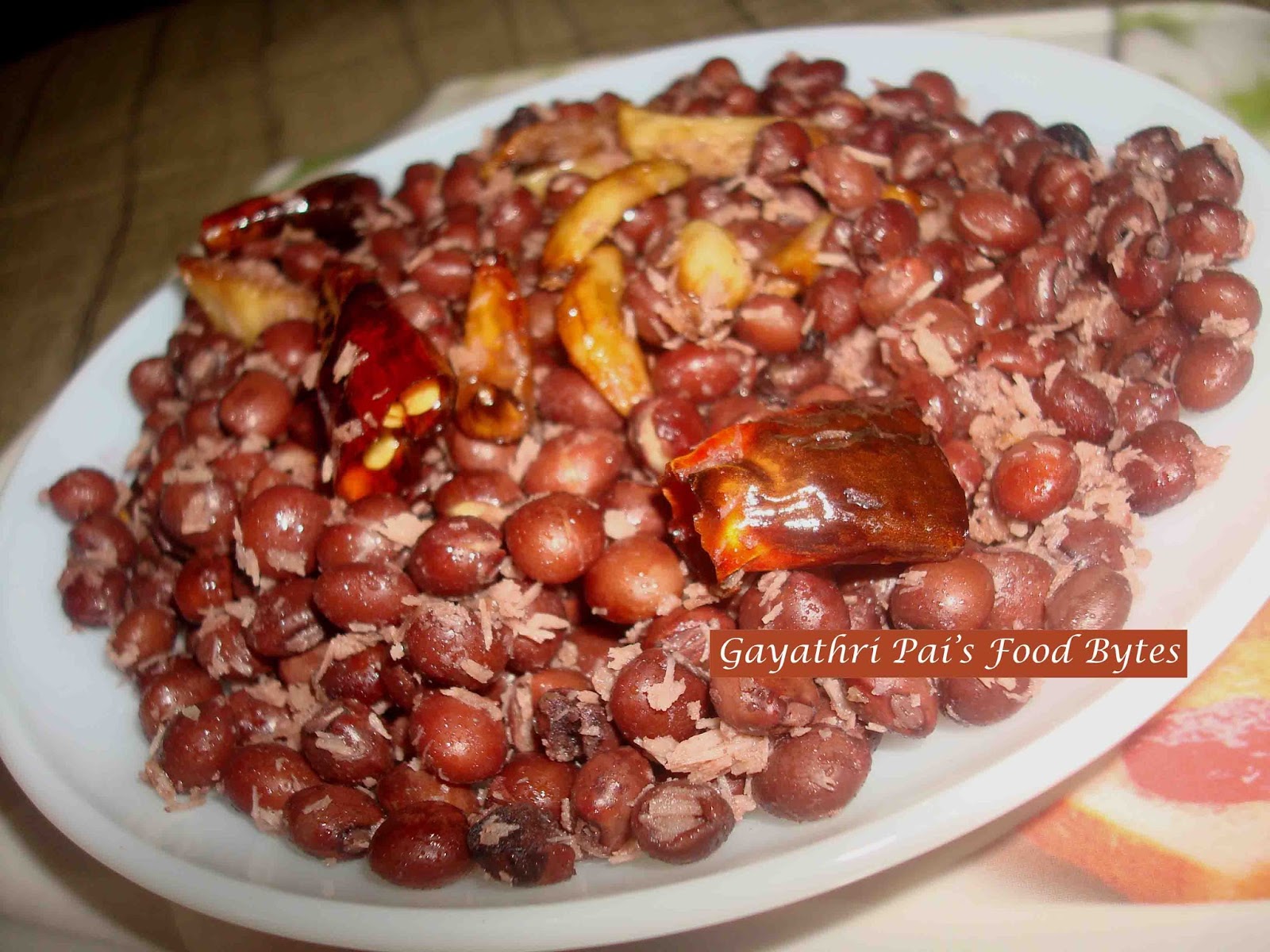 Gayathri Pai's Food Bytes: Kali Tori Upkari ~ Black Pigeon Peas Bhaji.