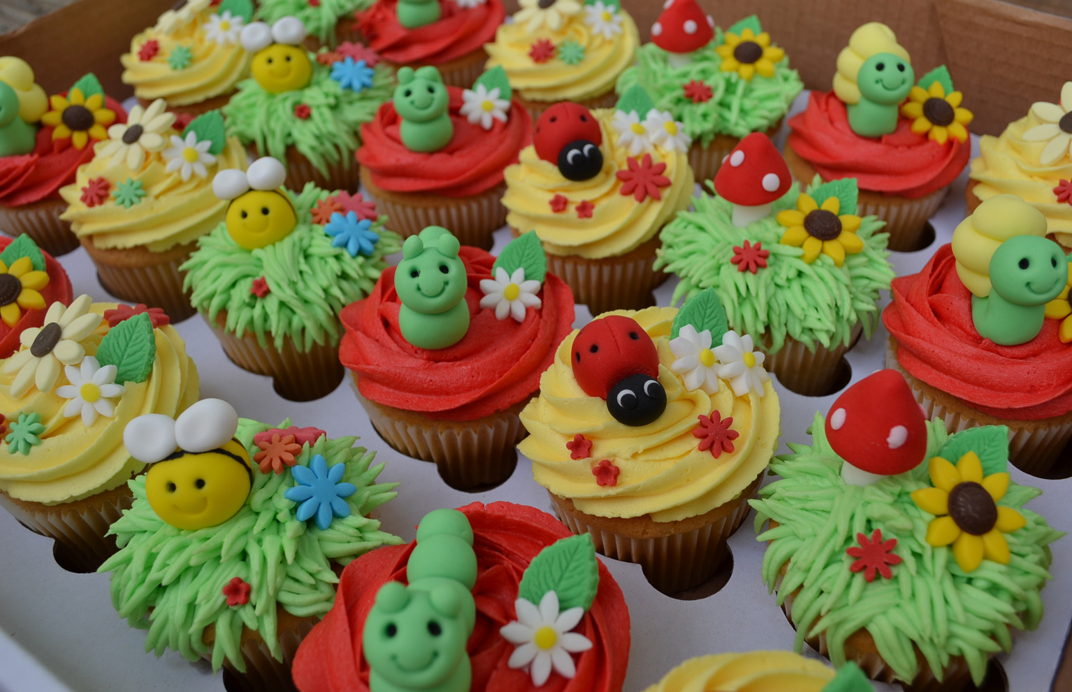 Little Paper Cakes: Garden Party themed Insect Cupcakes