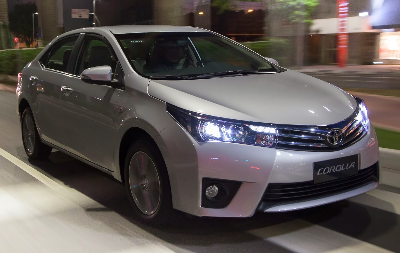 Enfim, os detalhes oficiais do Toyota Corolla 2015