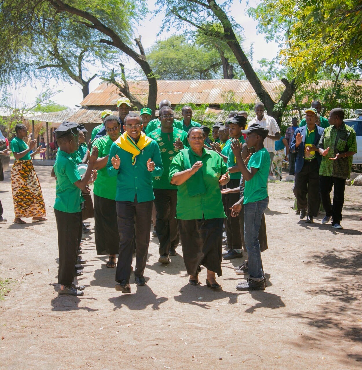 Jerry Silaa Katika ziara ya siku 10 Mkoani Simiyu, ahutubia Mamia ...